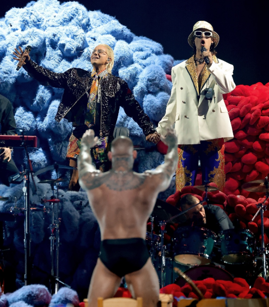 CA7RIEL & PACO AMOROSO HACEN HISTORIA EN LOS LATIN GRAMMYS: | HOOKMX